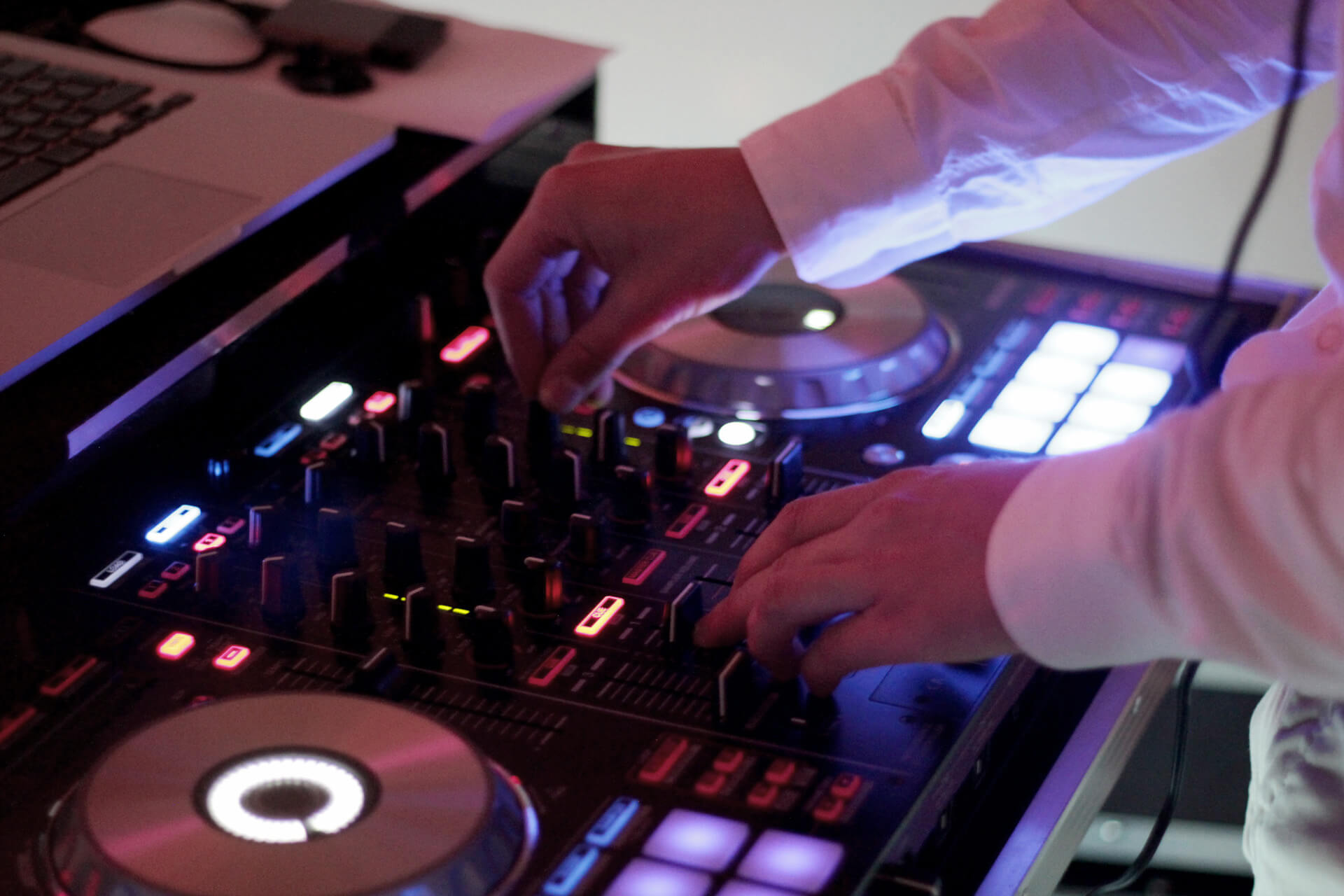 PLUS EVENT | DJ pour mariage et soirée d'entreprise